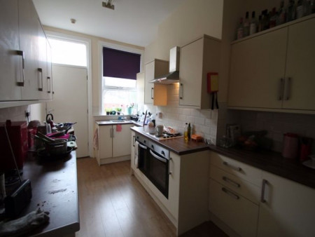 2 bed student house to rent on Highthorne Court, Shadwell, LS17 8NW ...