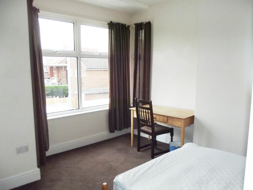 5 bed student house to rent on Plashet Grove, London, E6 1AA | StuRents