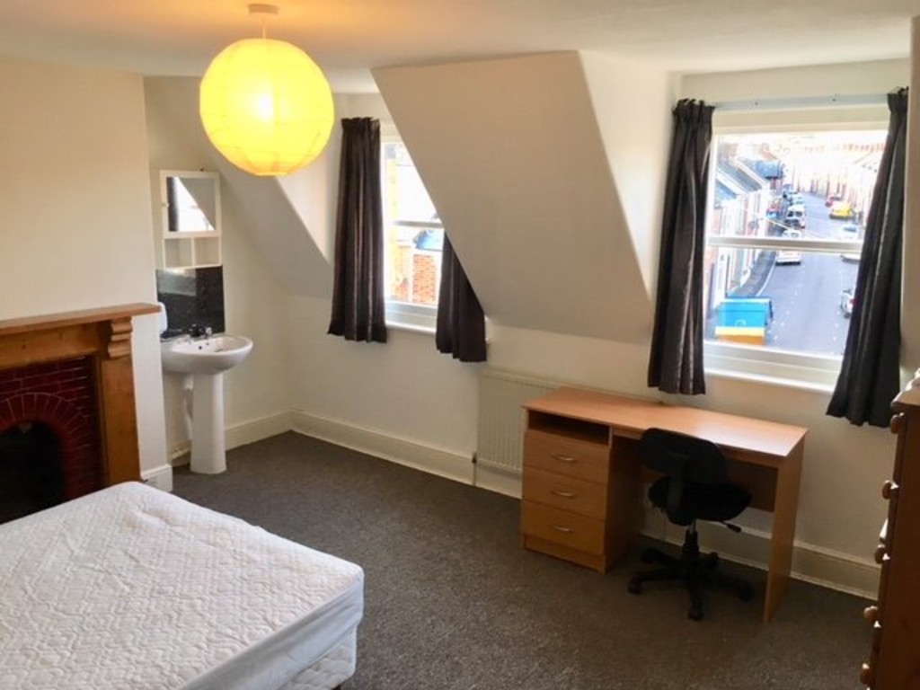 6 bed student house to rent on Howell Road, Exeter, EX4 4LZ | StuRents