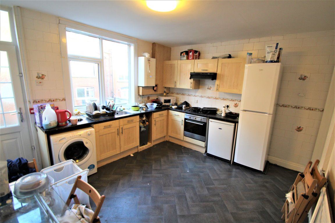 6 bed student house to rent on Manor Drive, Leeds, LS6 1DD | StuRents