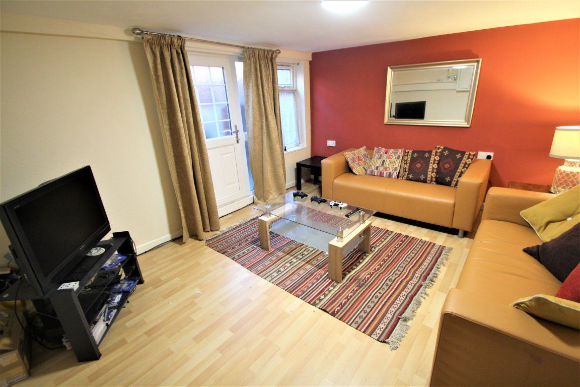 6 bed student house to rent on Manor Drive, Leeds, LS6 1DD | StuRents