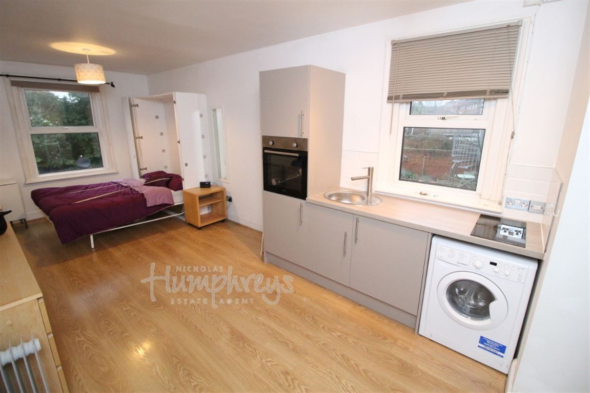 Student studio flat to rent on Basingstoke Road, Reading, RG2 0EL ...