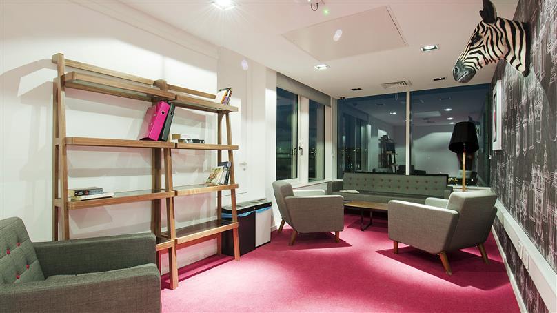 Bronze studio student flat to rent on Euston Road, London, NW1 2DA ...