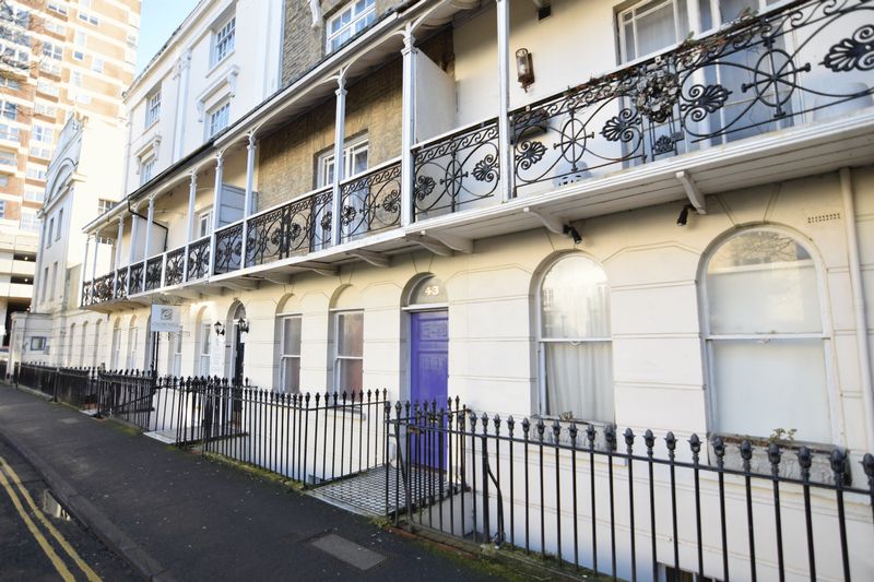 Student studio flat to rent on Russell Square, Brighton, BN1 2EF | StuRents