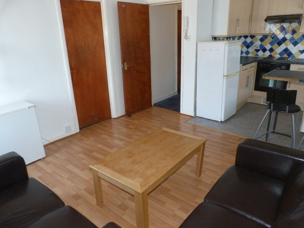 3 bed student house to rent on City Road, Cardiff, CF24 3DR | StuRents
