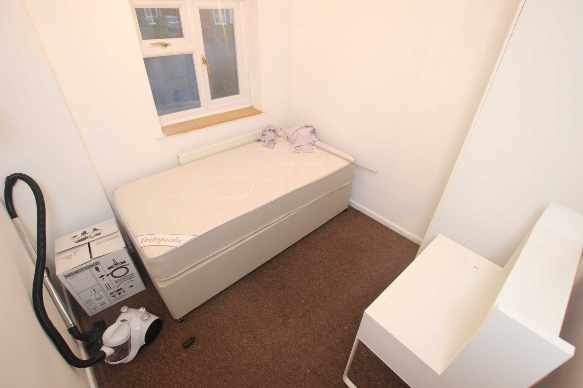 4 bed student house to rent on Weybrook Cresent, Reading, RG1 5RG ...