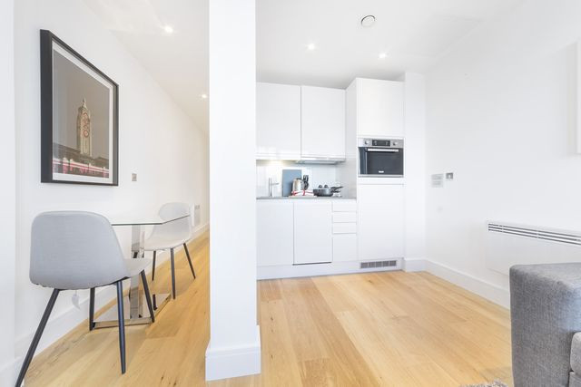 Student studio flat to rent on Skyline Apartments, London, SL1 1GF ...