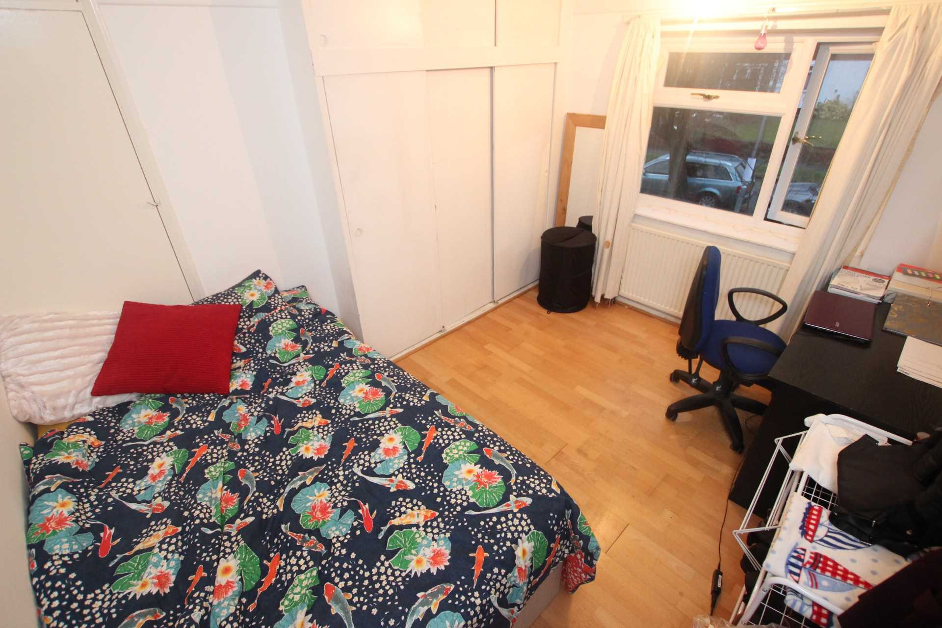 4 bed student house to rent on Weybrook Cresent, Reading, RG1 5RG ...