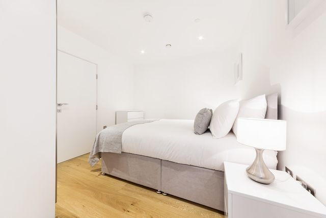 Student studio flat to rent on Skyline Apartments, London, SL1 1GF ...