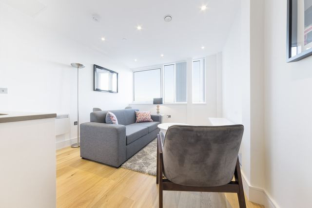 Student studio flat to rent on Skyline Apartments, London, SL1 1GF ...