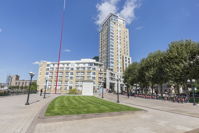 2 bed student house to rent on Berkeley Tower, London, E14 8RP | StuRents