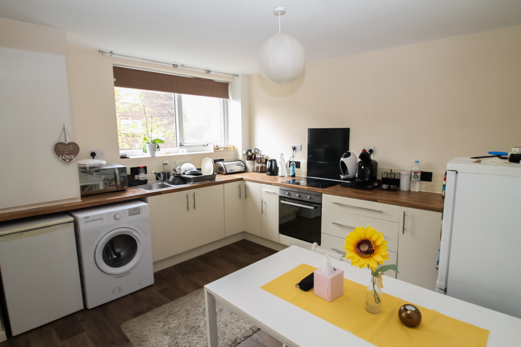 2 bed student house to rent on Rossefield Terrace, Leeds, LS13 3SE ...