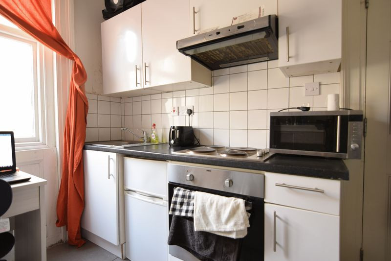 Student studio flat to rent on Russell Square, Brighton, BN1 2EF | StuRents