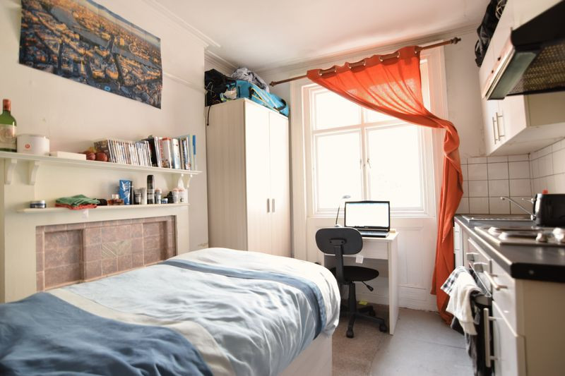 Student studio flat to rent on Russell Square, Brighton, BN1 2EF | StuRents