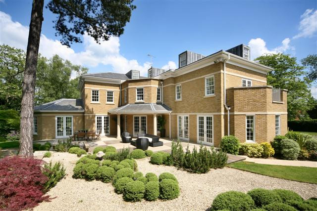 8 bed student house to rent on Titlarks Hill, Sunningdale, SL50JD ...