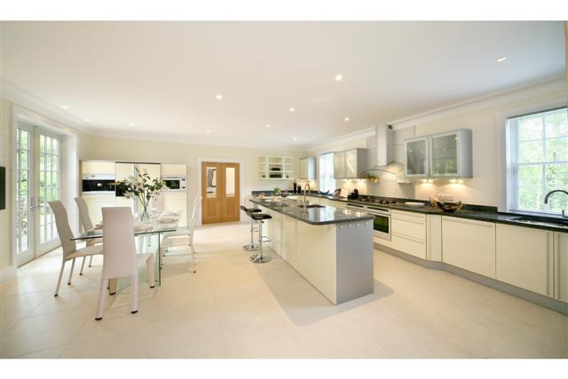 8 bed student house to rent on Titlarks Hill, Sunningdale, SL50JD ...