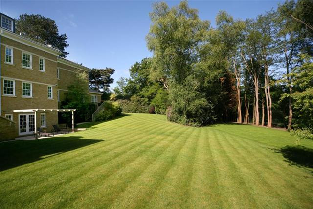 8 bed student house to rent on Titlarks Hill, Sunningdale, SL50JD ...