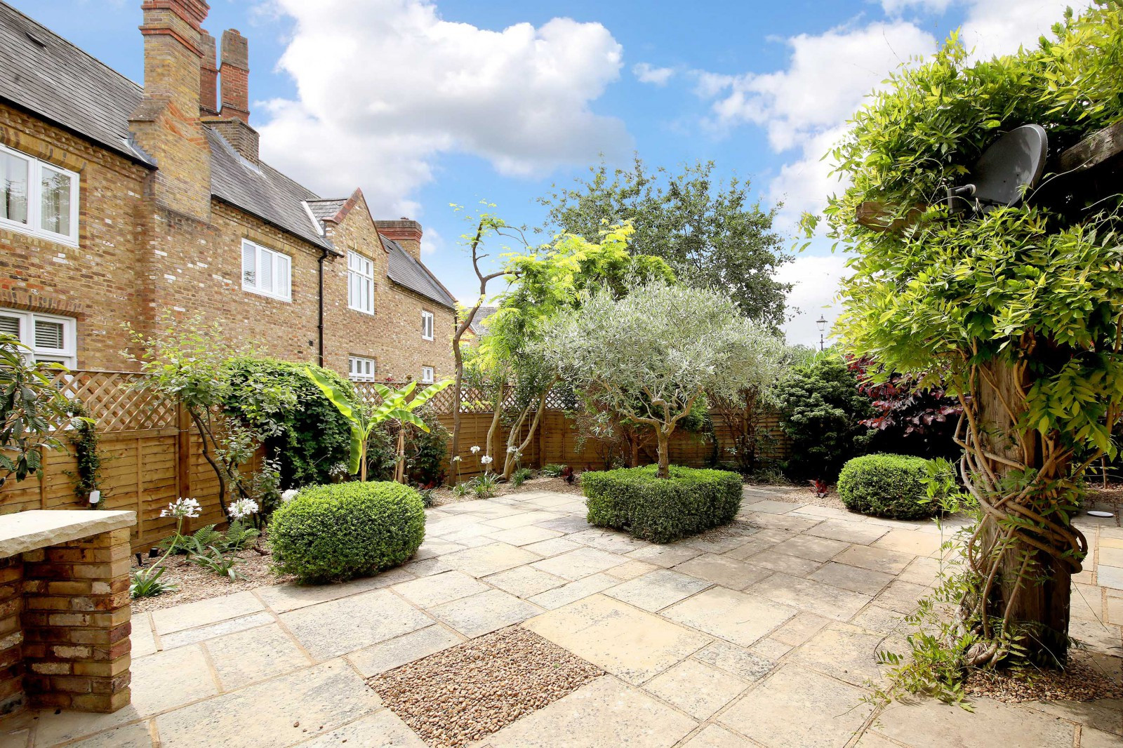 4 bed student house to rent on Bears Rails Park, Old Windsor, SL42HN ...