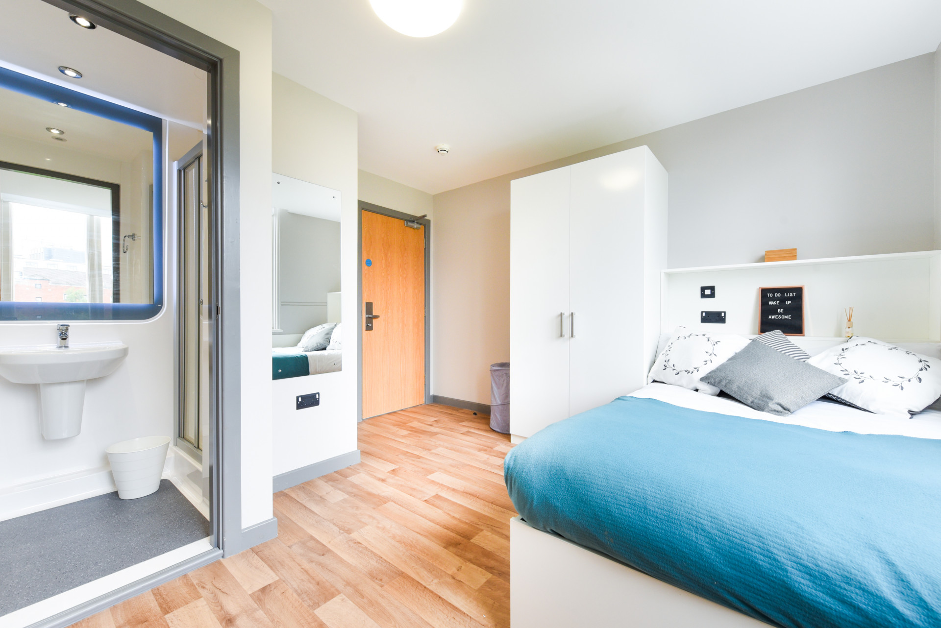 Ensuite Bronze Plus student 10 bed flat to rent on College Square East ...