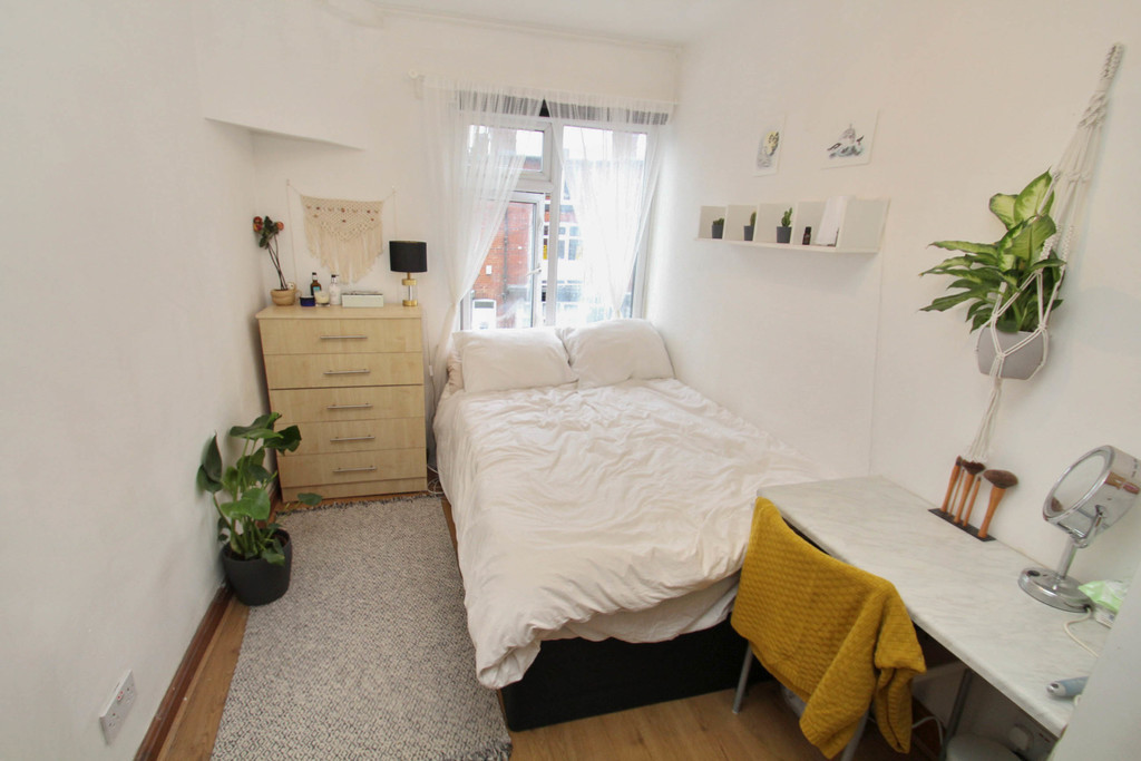 8 bed student house to rent on Manor Drive, Leeds, LS6 1DD | StuRents