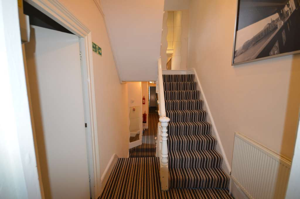 6 bed accommodation in London - Clova Road - StuRents