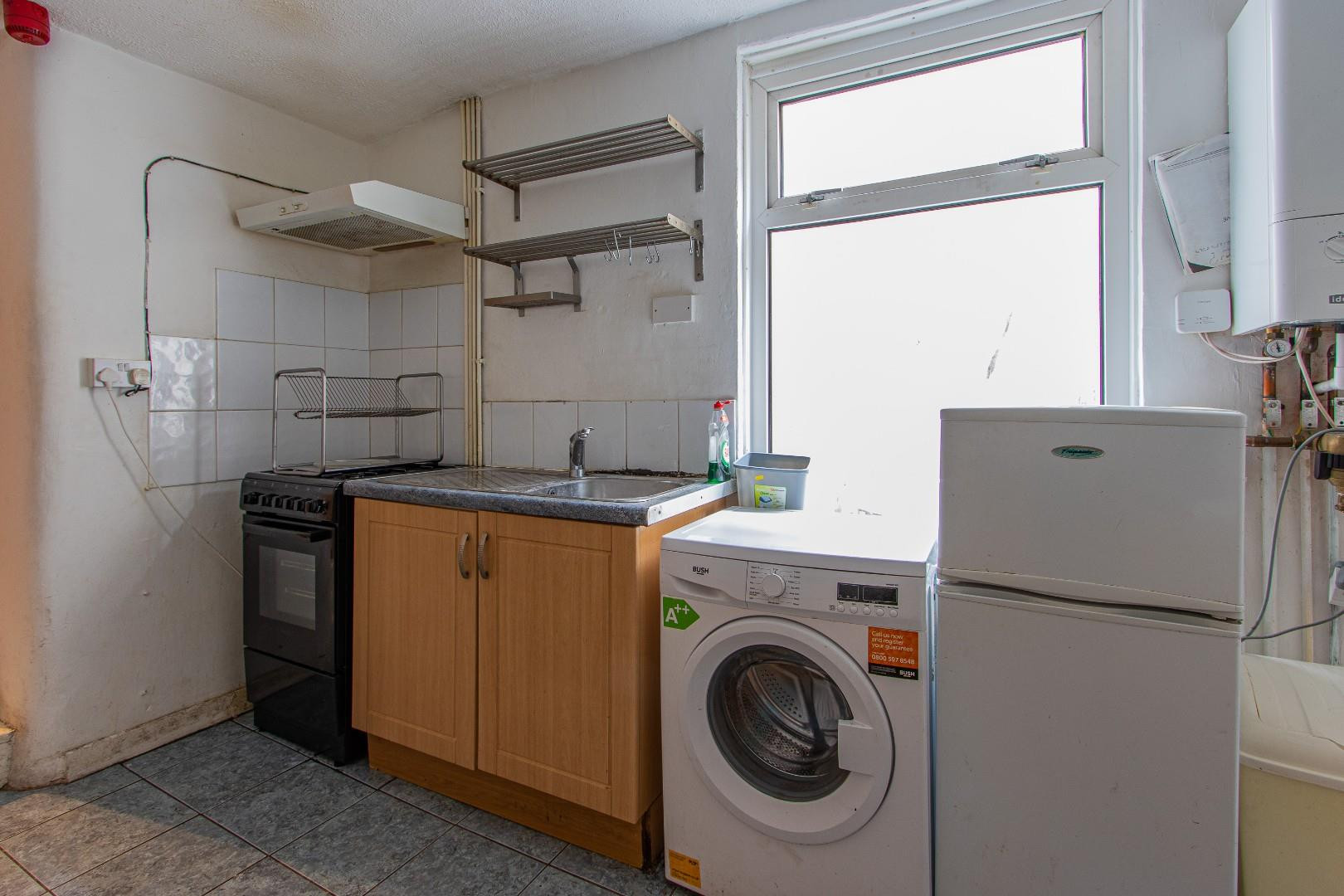 4 bed student house to rent on Adamsdown Square, Cardiff, CF24 0EZ ...