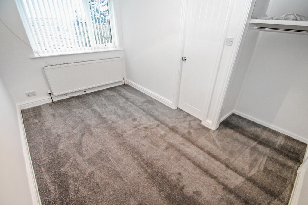 Student studio flat to rent on Fairburn Gardens, Bradford, BD2 2HF ...