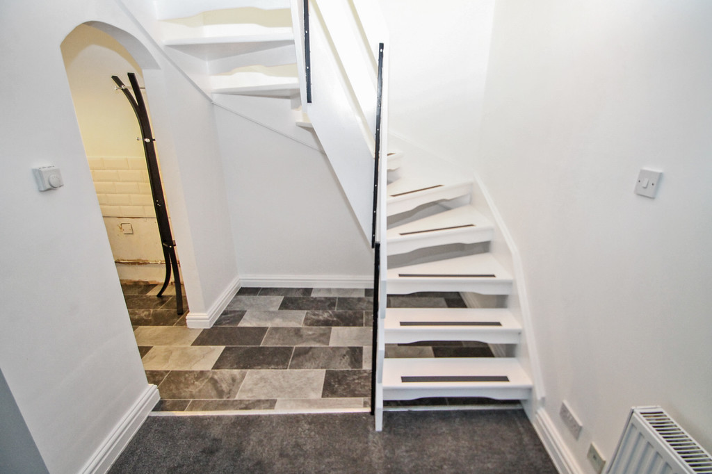 Student studio flat to rent on Fairburn Gardens, Bradford, BD2 2HF ...