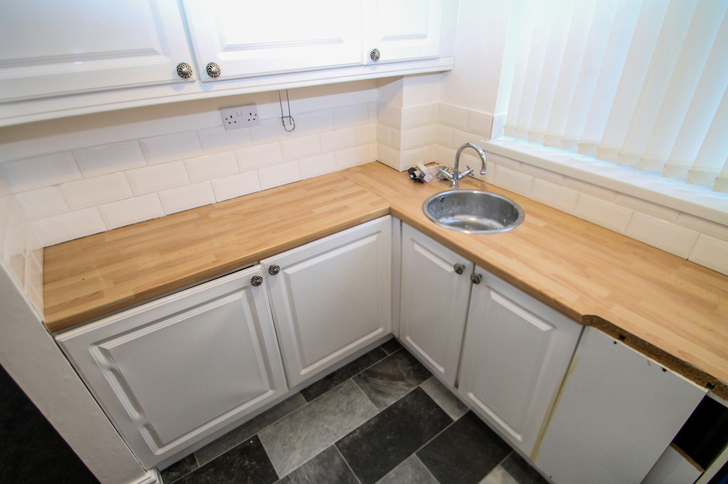 Student studio flat to rent on Fairburn Gardens, Bradford, BD2 2HF ...