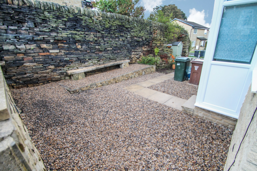 Student studio flat to rent on Fairburn Gardens, Bradford, BD2 2HF ...