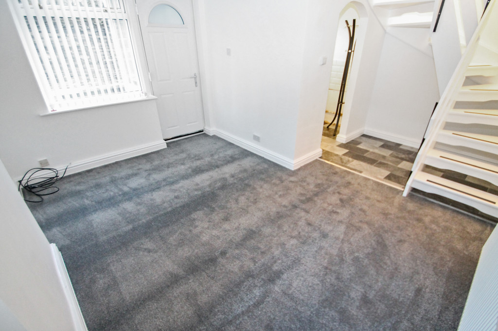 Student studio flat to rent on Fairburn Gardens, Bradford, BD2 2HF ...