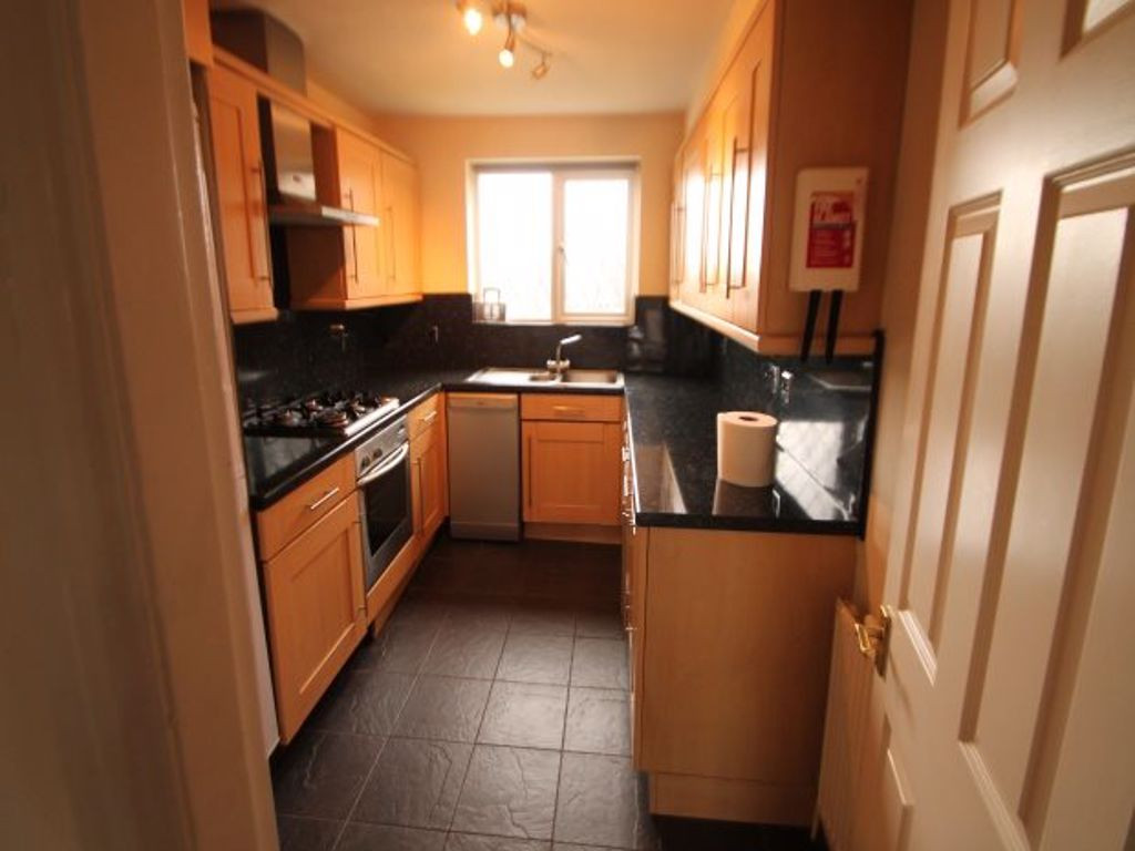2 bed student house to rent on Highthorne Court, Shadwell, LS17 8NW ...