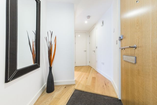 Student studio flat to rent on 4 Salamanca Place, London, SE1 7HB ...