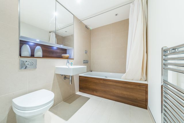 Student studio flat to rent on 4 Salamanca Place, London, SE1 7HB ...