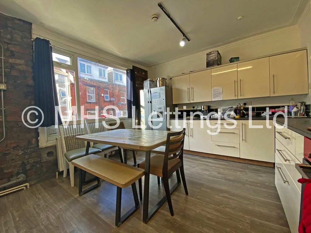 8 bed student house to rent on Manor Drive, Leeds, LS6 1DD | StuRents