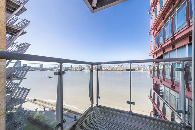 Student studio flat to rent on Seacon Tower, London, E14 8JX | StuRents