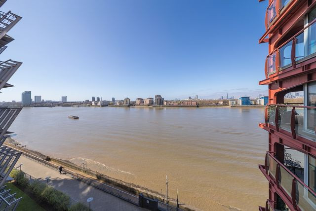 Student studio flat to rent on Seacon Tower, London, E14 8JX | StuRents