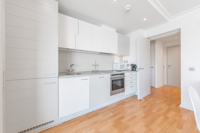 Student studio flat to rent on Seacon Tower, London, E14 8JX | StuRents