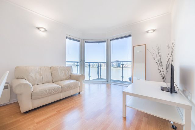 Student studio flat to rent on Seacon Tower, London, E14 8JX | StuRents