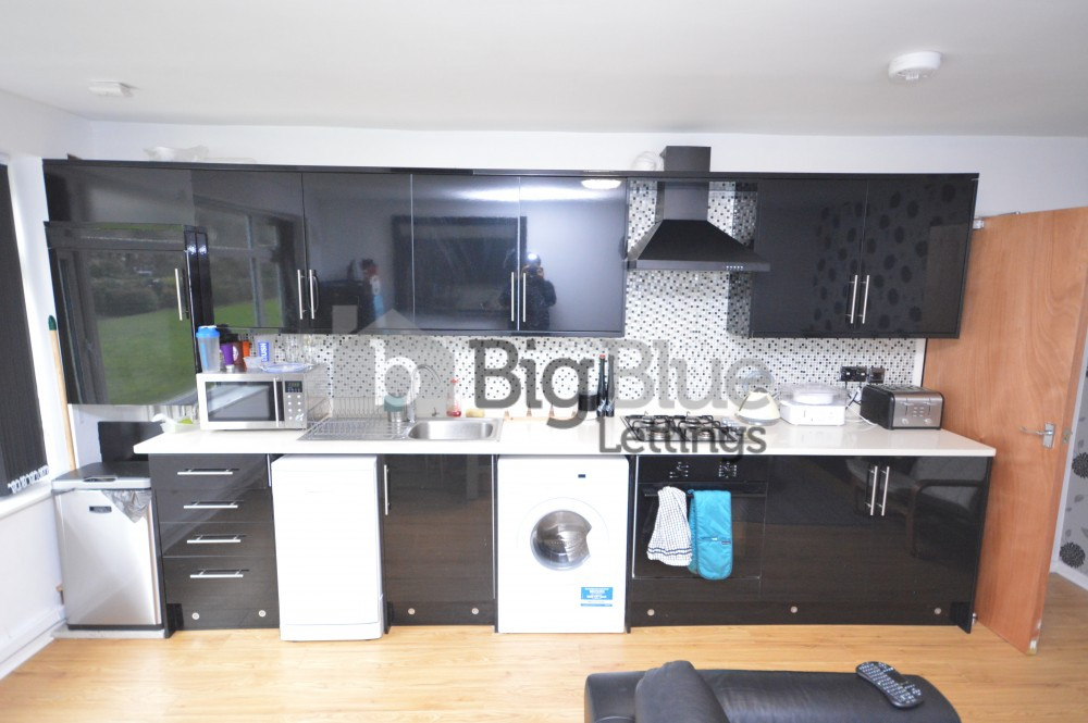 3 bed student house to rent on 20 The Poplars, Headingley, Leeds, LS6 ...