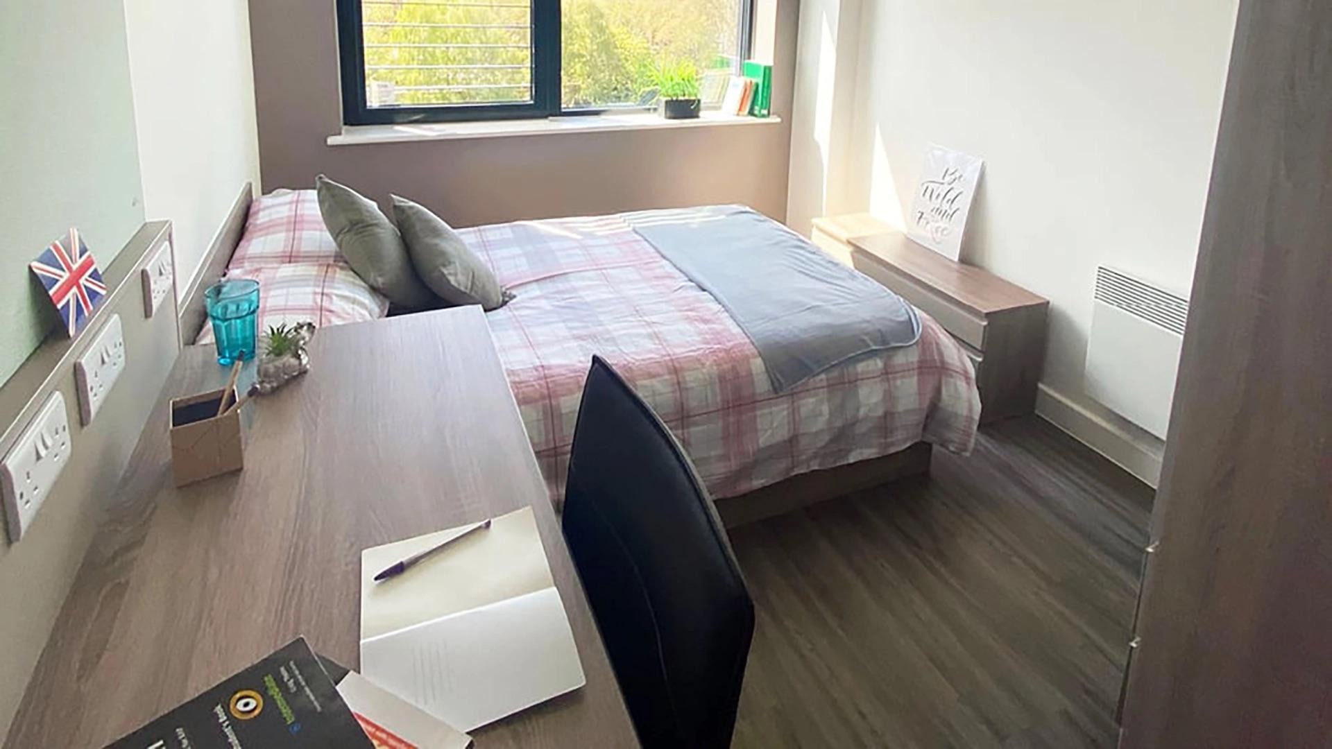 Classic Ensuite Plus student 5 bed flat to rent on Commercial Road ...