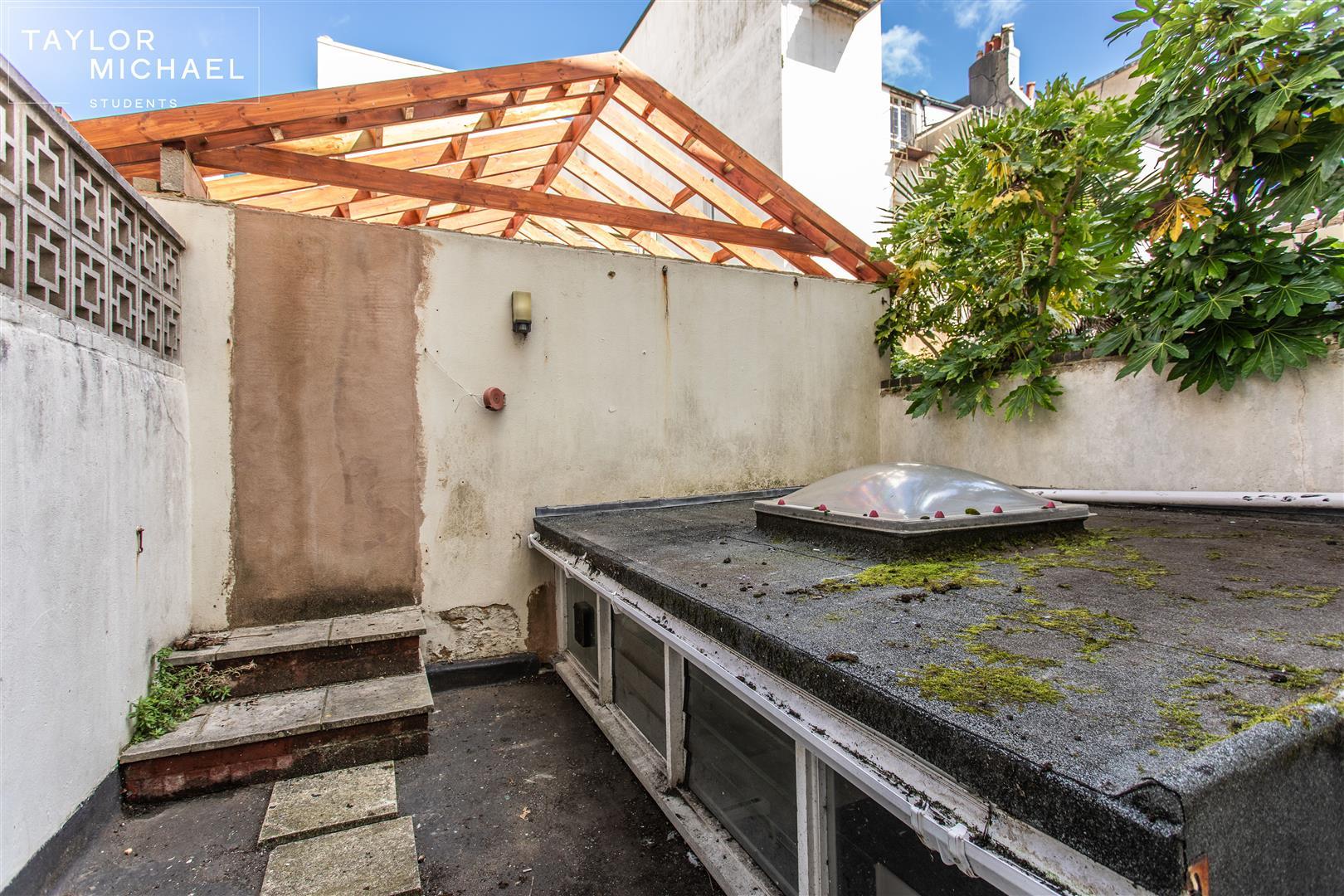 Student studio flat to rent on Russell Square, Brighton, BN1 2EE | StuRents