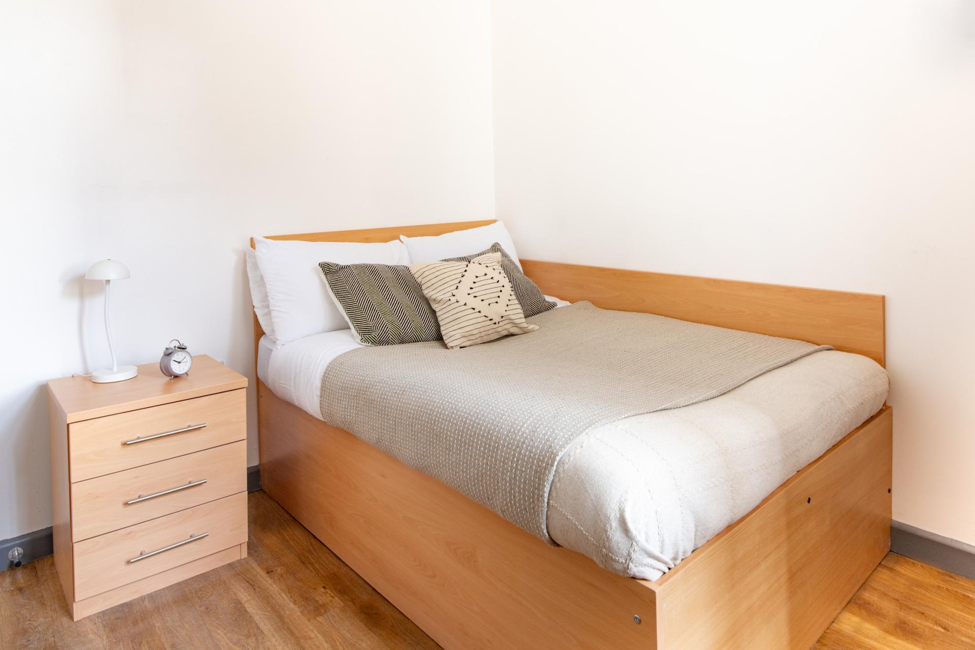 Bronze Single with View student 4 bed flat to rent on Victoria Terrace ...