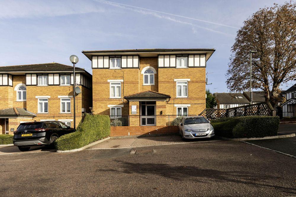 Student studio flat to rent on Wheatcroft Court, London, NW4 4XJ | StuRents