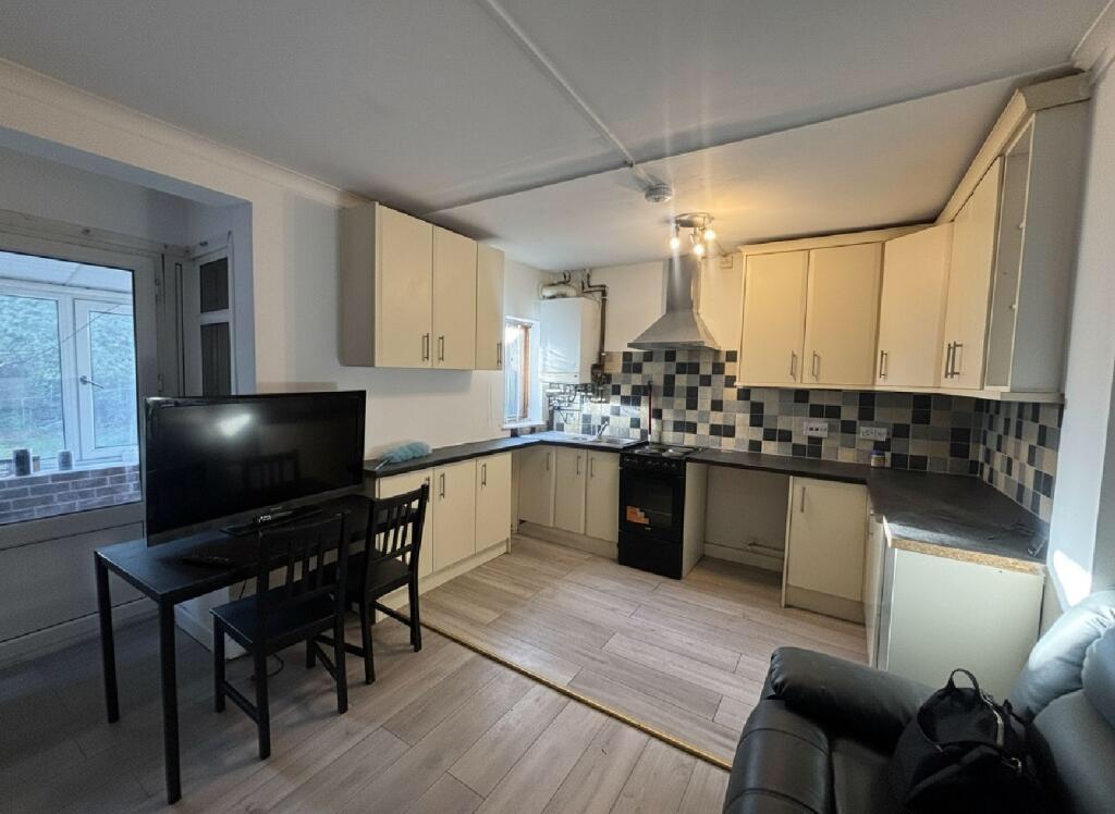 4 bed student house to rent on Beeston Road, Nottingham, NG7 2JQ | StuRents